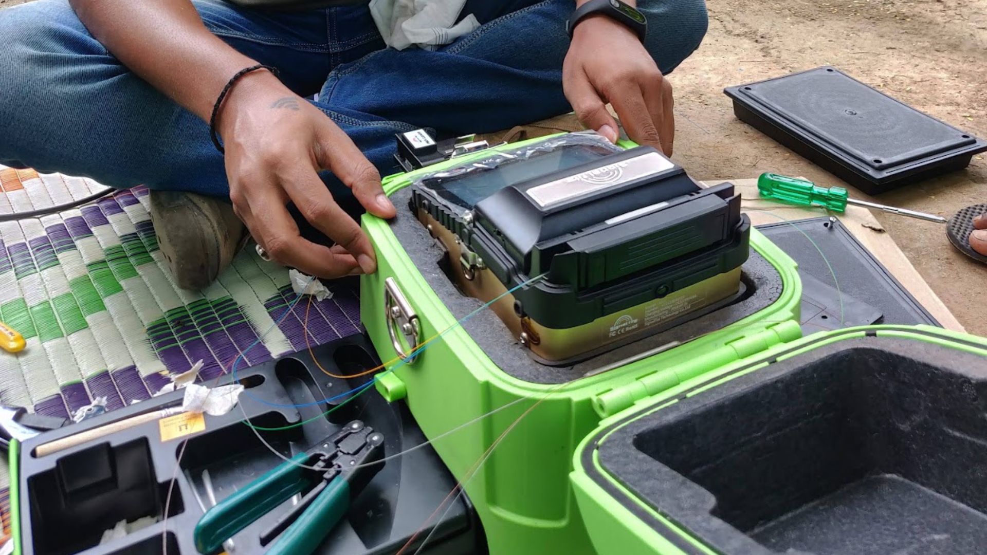 How To Join Two Fiber Cables?